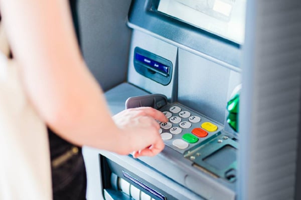 Distributeur automatique de billets : fonctionnement, frais, retraits ...
